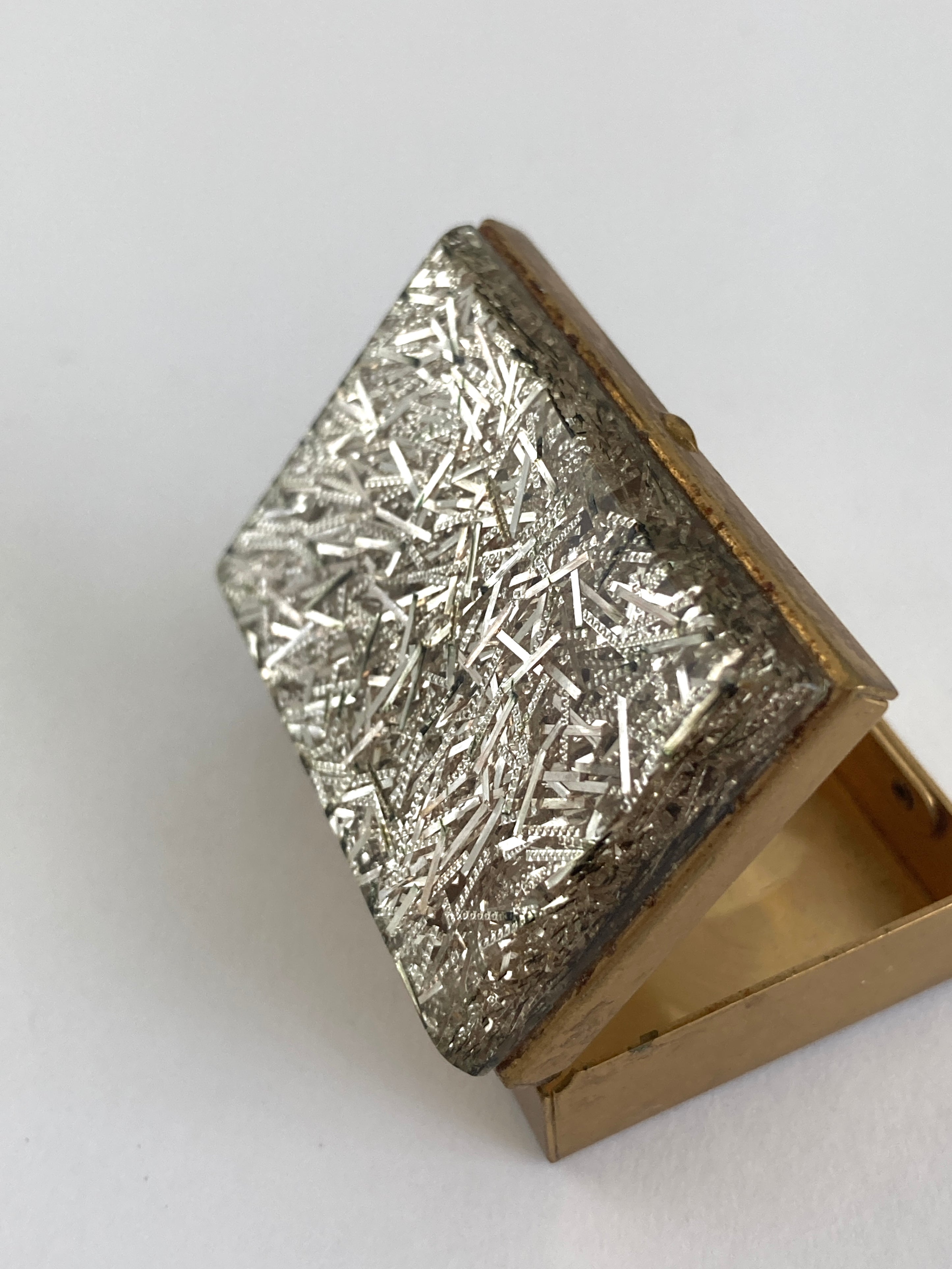 Vintage 1950s Silver Confetti Pill Box – Vintage Renude